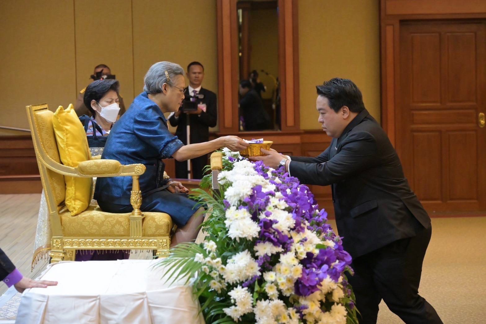 AOT ทูลเกล้าฯ ถวายเงินบริจาคสมทบทุนมูลนิธิโรคไตแห่งประเทศไทย อันเนื่อง ...